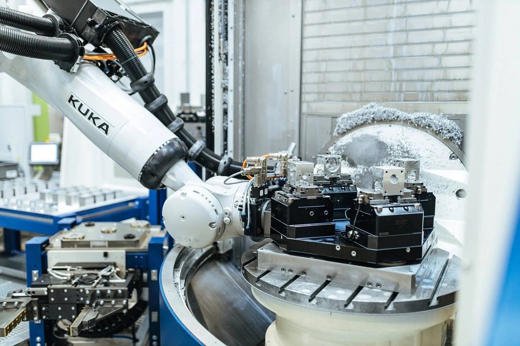 Metalworking intelligently automated: Experience KUKA at AMB 2022 - News - eng